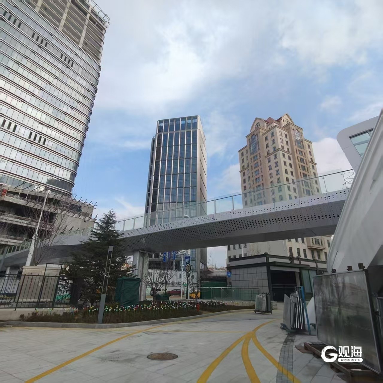 钢结构框架横跨港青路，青岛邮轮港区空中连廊初现雏形-青报网-青岛日报官网